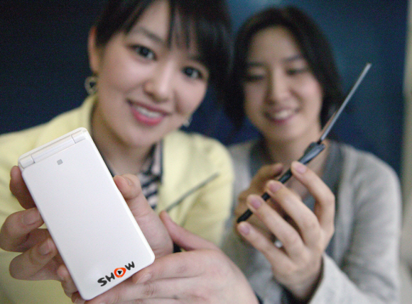 KTFT 두께 1㎝ 안되는 초슬림폰 출시 | 서울신문