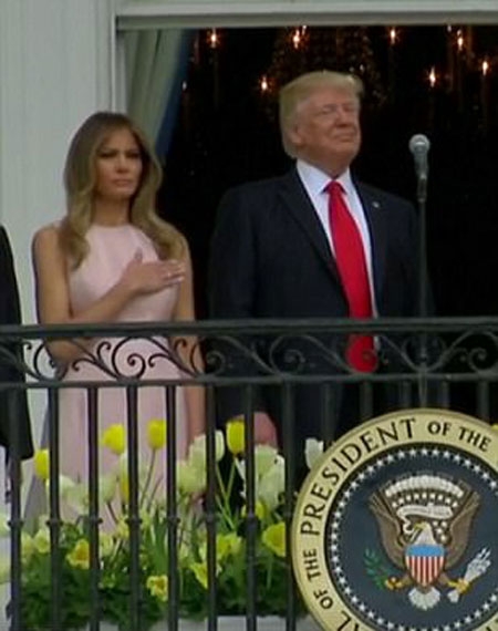 국기에 대한 경례 안 한 트럼프 툭 치는 영부인 | 서울Pn