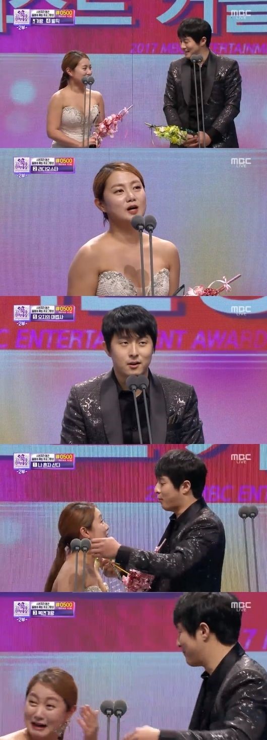‘2017 MBC 연예대상 베스트커플상’ 기안84, 박나래 이마에 기습 키스