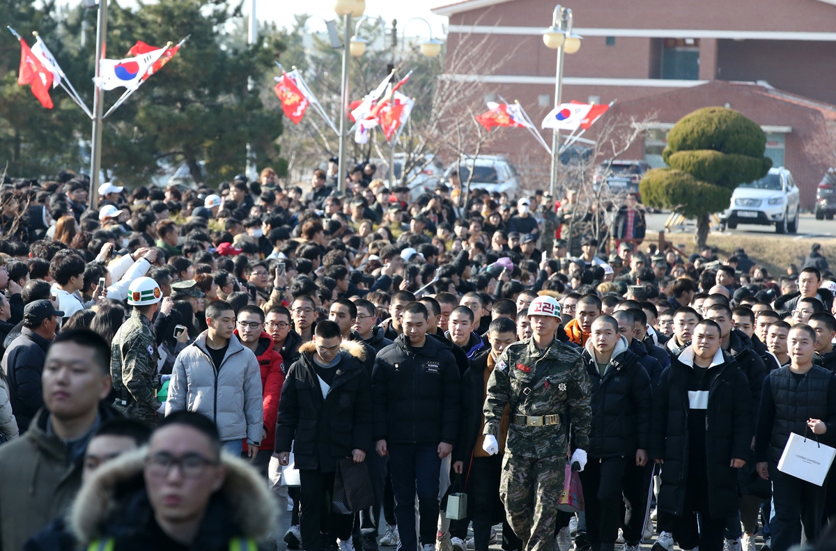 군, 신병 입소식 등에 가족 동반 당분간 금지…예비군 연기 검토 | 정치