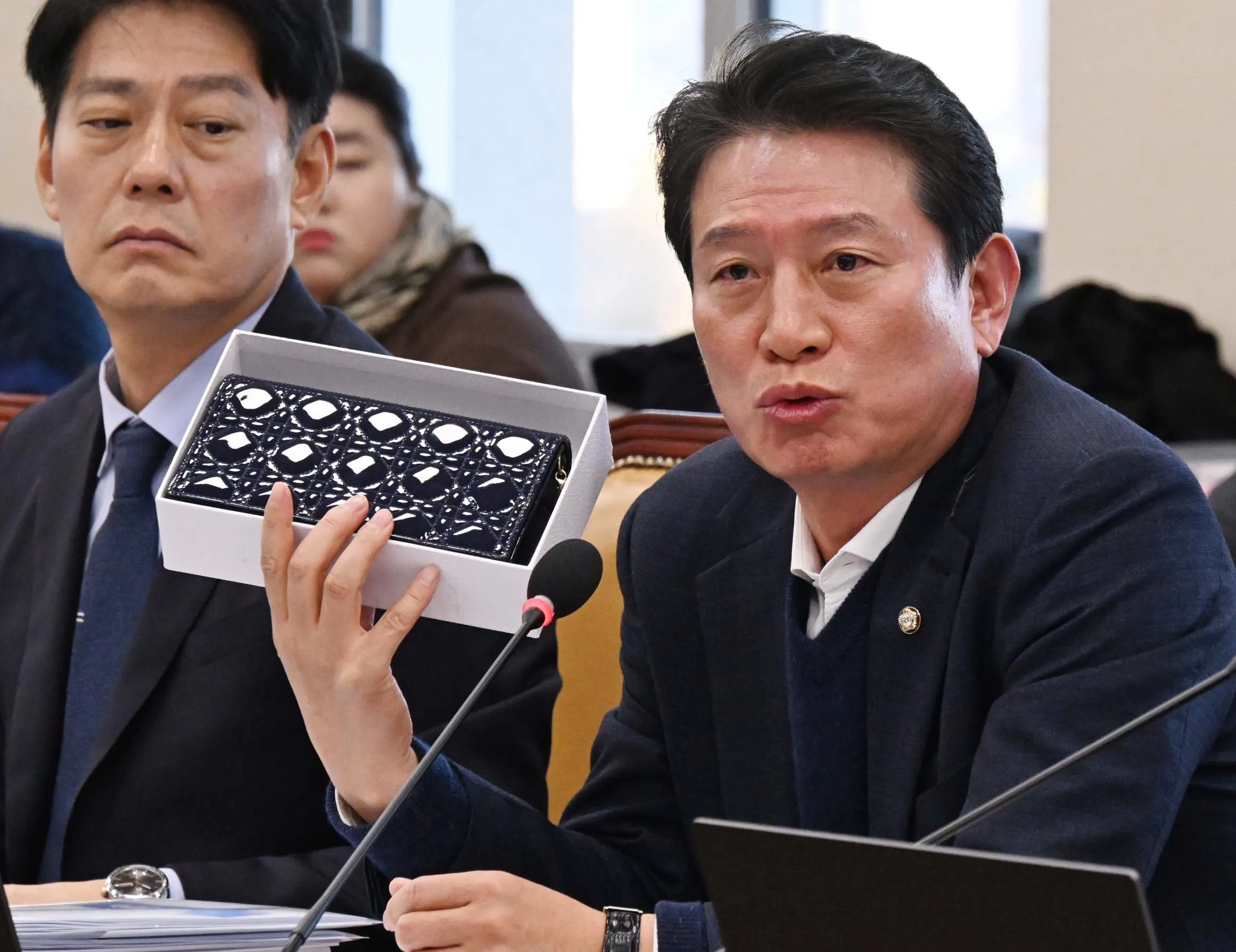 KBS 사장 청문회에 ‘진짜 디올백’ 등장…박장범 “파우치 맞다” | 서울Pn