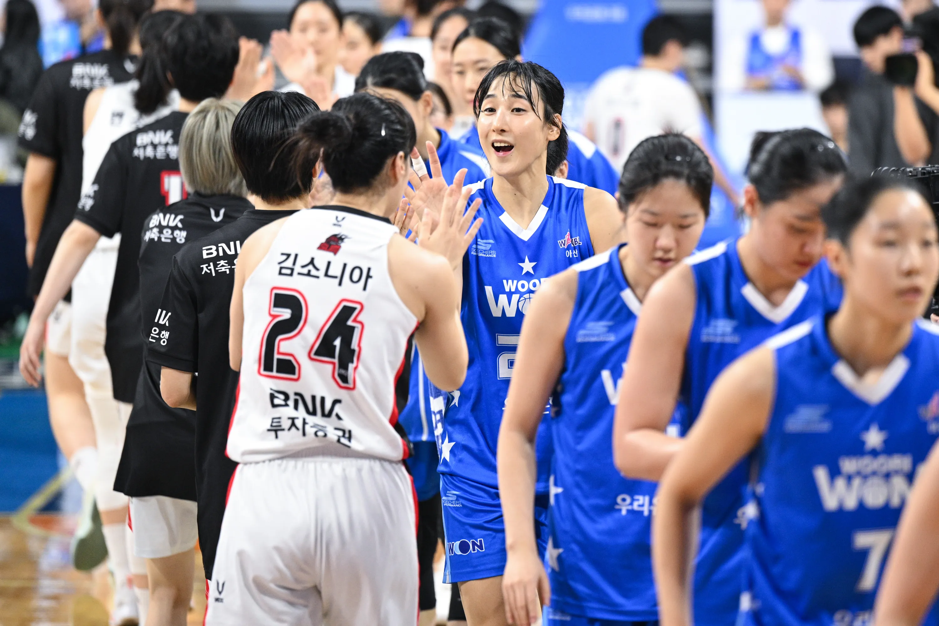 김단비 27점 넣고 조기 퇴근…우리은행, 이소희·박혜진 빠진 BNK에 완승 | 스포츠 | 농구