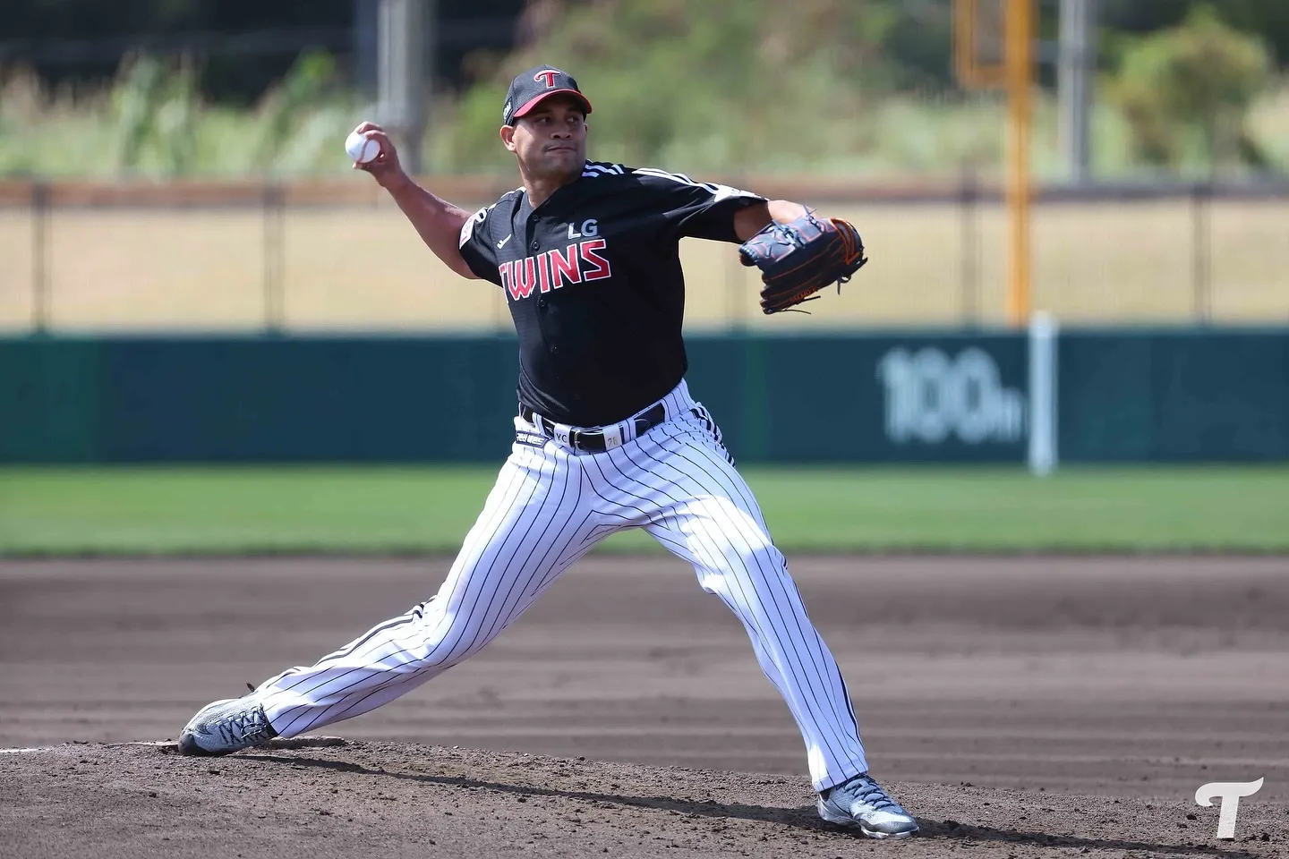 ‘MLB 통산 20승’ LG 치리노스, KIA 상대로 2이닝 완벽투…“팀 수비 뛰어나 자신감” | 서울신문