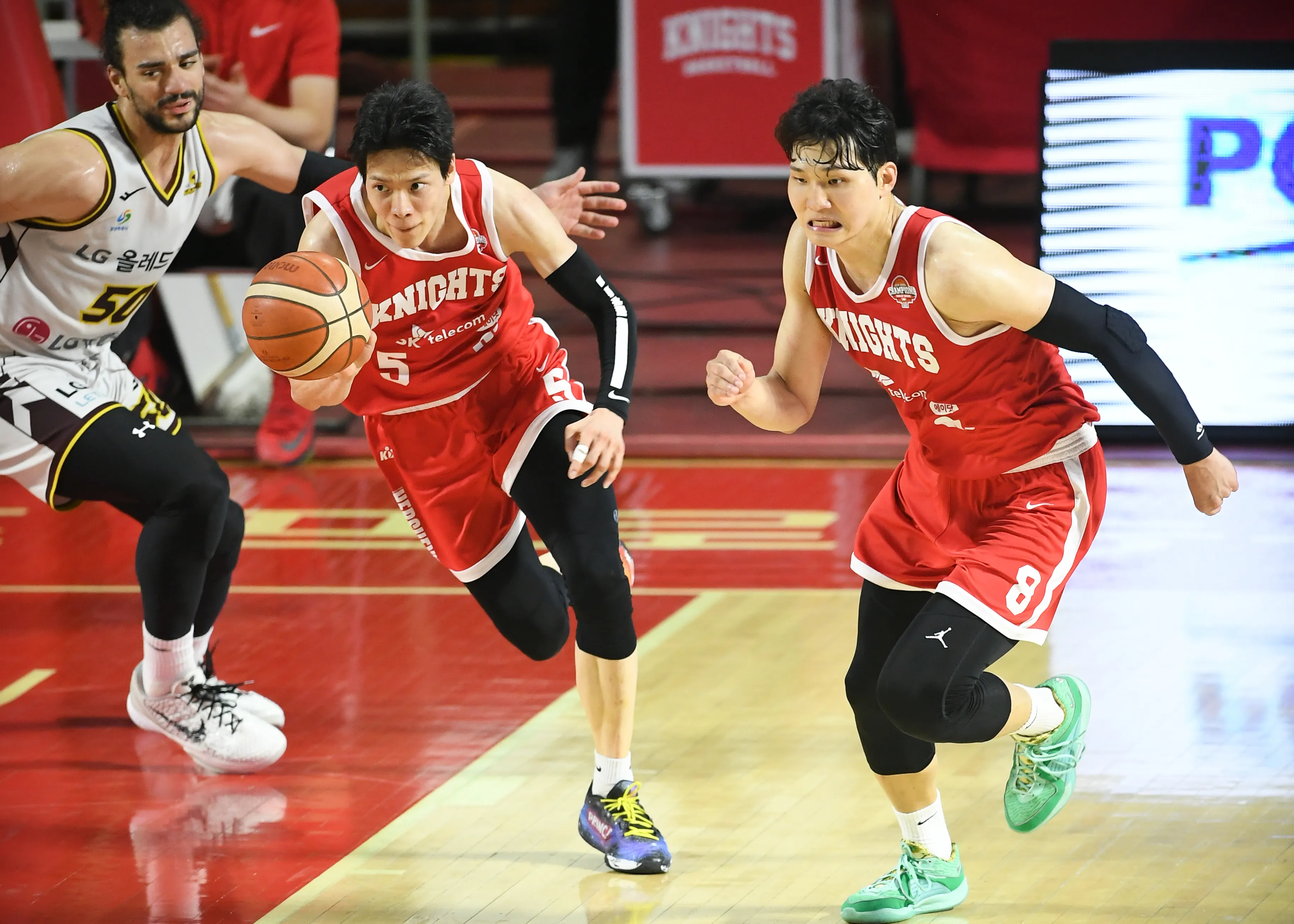 MVP 듀오 안영준·워니 38점 합작…압박·속공에 3점까지 살린 SK, 3연패 뒤 2연속 대승 | 서울Pn