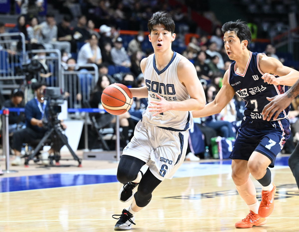 ‘국대 가드’ 이정현 31점, 소노 2연승…허웅+훈 21점, KCC는 ‘송교창 발목 부상’ 비상 | 서울신문